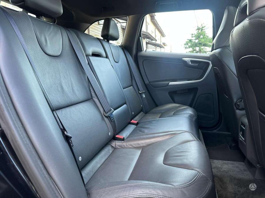 Black Volvo XC60 2014 in Vilnius, with an engine capacity of 2.40 L and mileage of 300 thousand km for 12700 €, photo 28 on AUTOMOTO.COM.LV