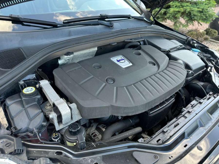 Black Volvo XC60 2014 in Vilnius, with an engine capacity of 2.40 L and mileage of 300 thousand km for 12700 €, photo 38 on AUTOMOTO.COM.LV