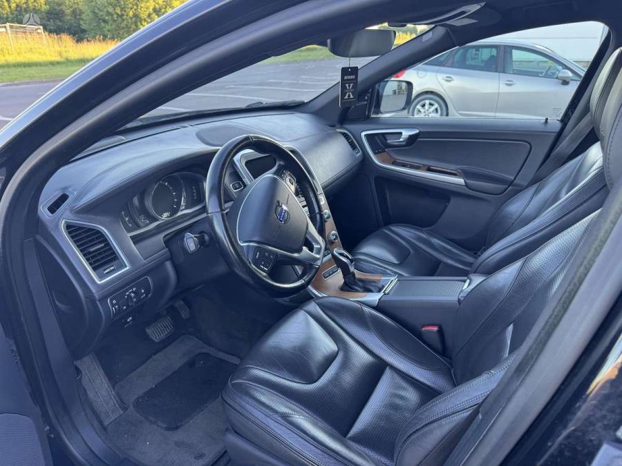 Black Volvo XC60 2014 in Panevezys, with an engine capacity of 2.40 L and mileage of 306 thousand km for 14500 €, photo 9 on AUTOMOTO.COM.LV