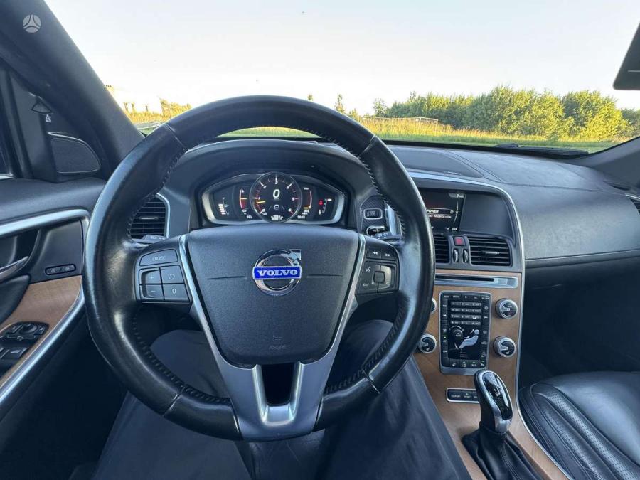 Black Volvo XC60 2014 in Panevezys, with an engine capacity of 2.40 L and mileage of 306 thousand km for 14500 €, photo 11 on AUTOMOTO.COM.LV