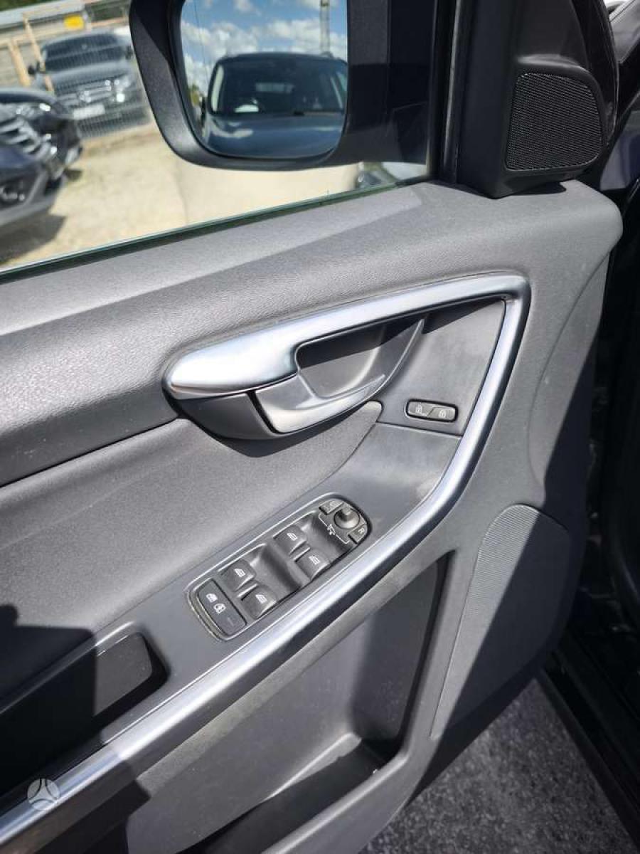 Black Volvo XC60 2014 in Vilnius, with an engine capacity of 2.40 L and mileage of 223 thousand km for 12450 €, photo 17 on AUTOMOTO.COM.LV