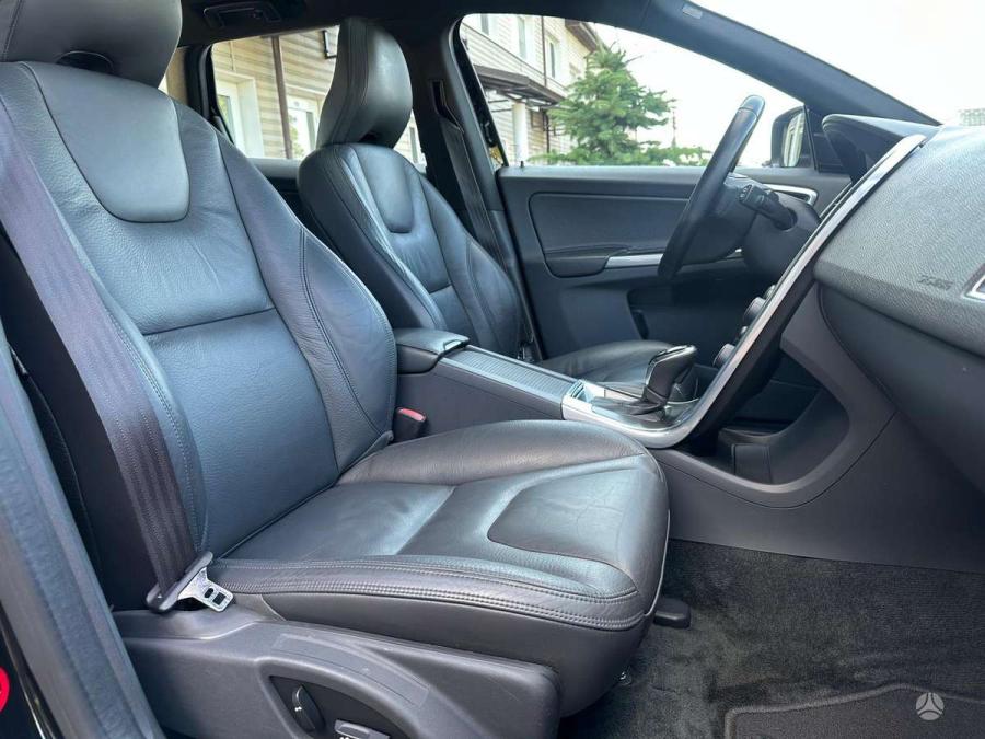 Black Volvo XC60 2014 in Vilnius, with an engine capacity of 2.40 L and mileage of 300 thousand km for 12300 €, photo 26 on AUTOMOTO.COM.LV