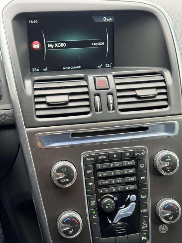 Black Volvo XC60 2014 in Ukmerge, with an engine capacity of 2.40 L and mileage of 280 thousand km for 11950 €, photo 8 on AUTOMOTO.COM.LV