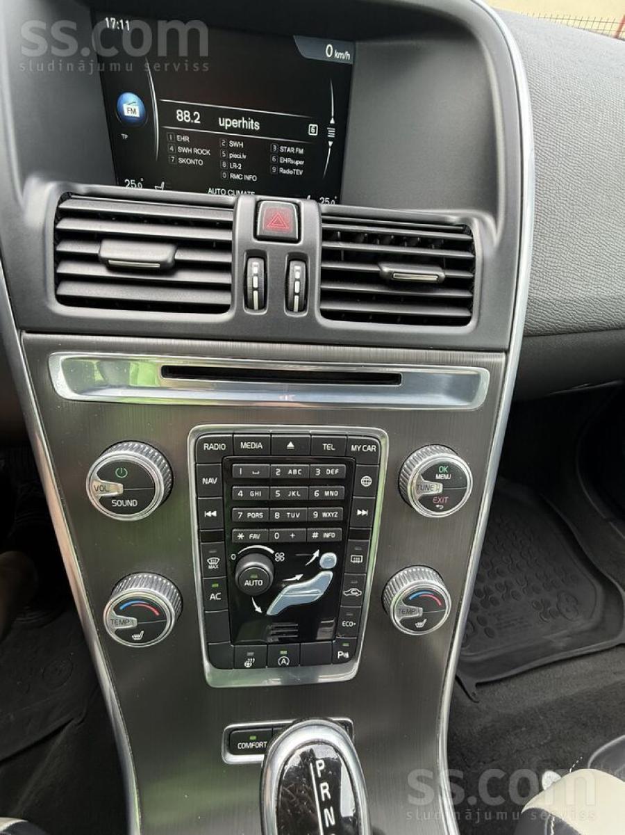 Melns Volvo XC60 2014 Valmiera, ar dzinēja tilpumu 2.00 L un nobraukumu 257 tūkst. km par 10700 €, foto 16 vietnē AUTOMOTO.COM.LV