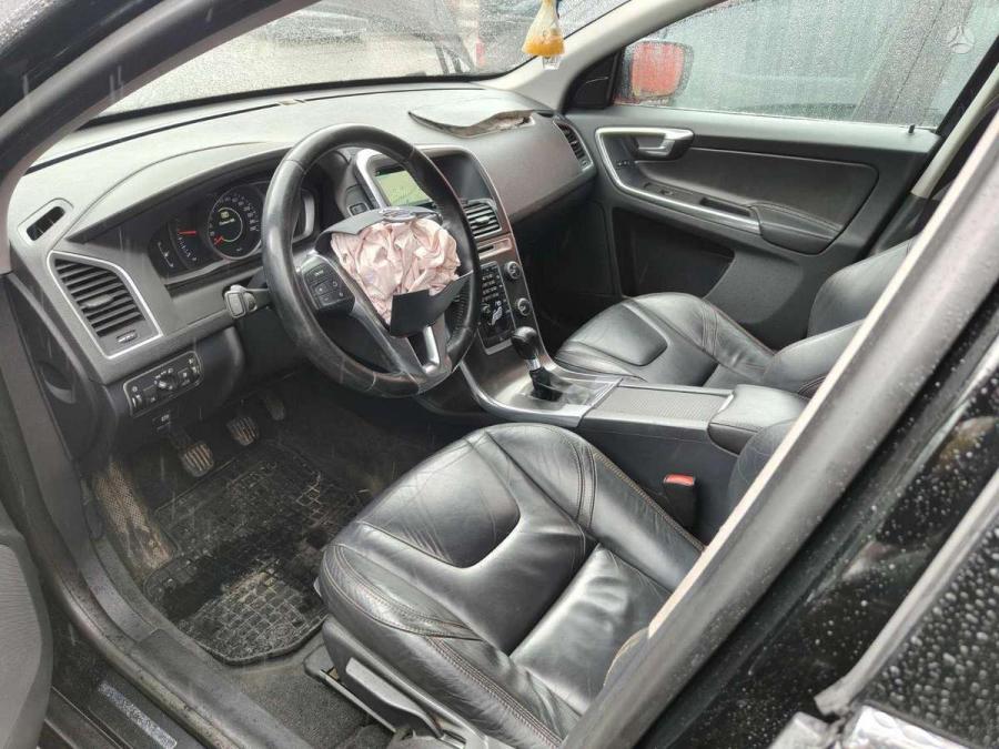 Black Volvo XC60 2014 in Vilnius, with an engine capacity of 2.40 L and mileage of 321 thousand km for 3800 €, photo 3 on AUTOMOTO.COM.LV
