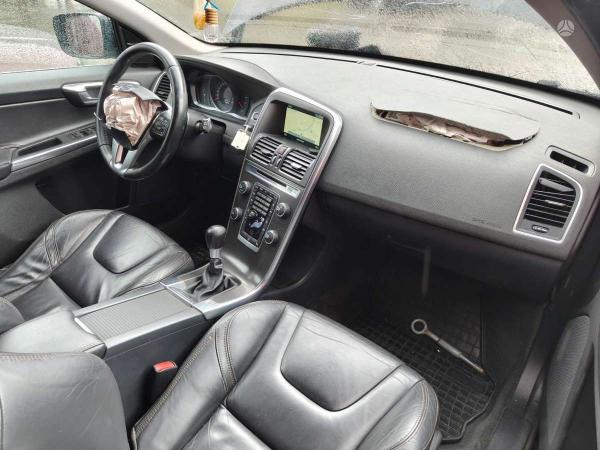 Black Volvo XC60 2014 in Vilnius, with an engine capacity of 2.40 L and mileage of 321 thousand km for 3800 €, photo 5 on AUTOMOTO.COM.LV