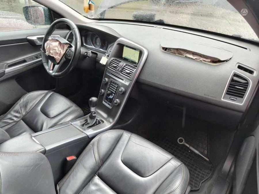 Black Volvo XC60 2014 in Vilnius, with an engine capacity of 2.40 L and mileage of 321 thousand km for 3800 €, photo 6 on AUTOMOTO.COM.LV