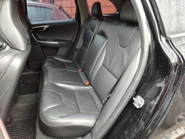 Black Volvo XC60 2014 in Vilnius, with an engine capacity of 2.40 L and mileage of 321 thousand km for 3800 €, photo 6 on AUTOMOTO.COM.LV