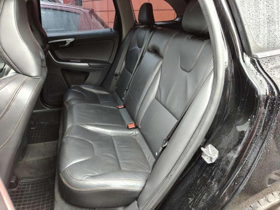 Black Volvo XC60 2014 in Vilnius, with an engine capacity of 2.40 L and mileage of 321 thousand km for 3800 €, photo 7 on AUTOMOTO.COM.LV