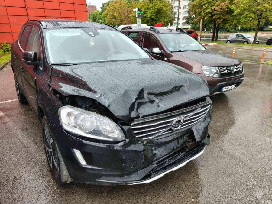 Black Volvo XC60 2014 in Vilnius, with an engine capacity of 2.40 L and mileage of 321 thousand km for 3800 €, photo 12 on AUTOMOTO.COM.LV