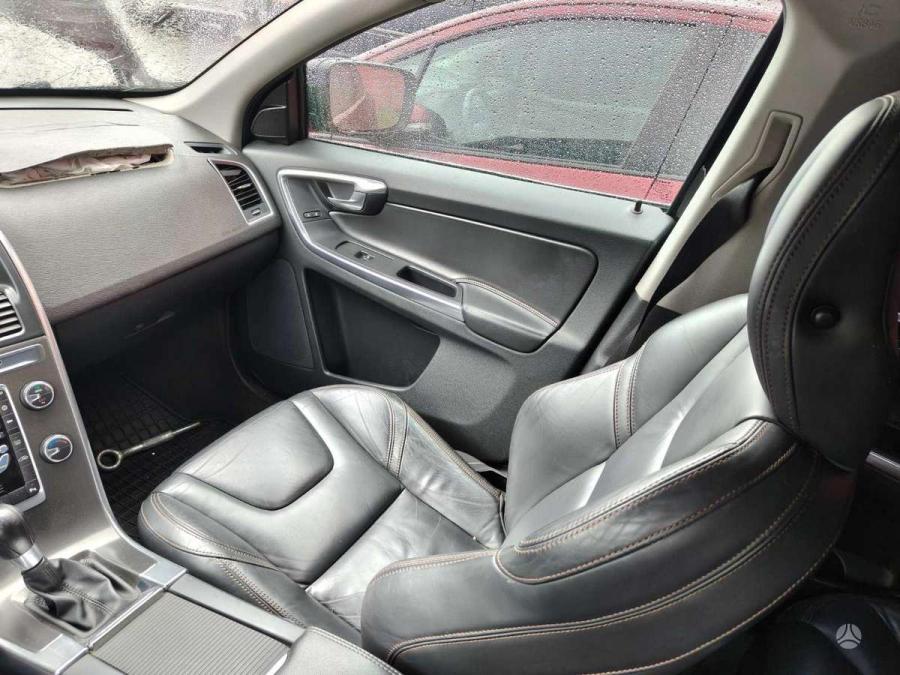 Black Volvo XC60 2014 in Vilnius, with an engine capacity of 2.40 L and mileage of 321 thousand km for 3800 €, photo 13 on AUTOMOTO.COM.LV