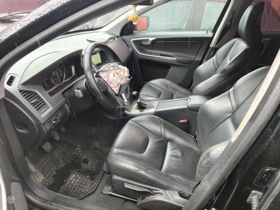 Black Volvo XC60 2014 in Vilnius, with an engine capacity of 2.40 L and mileage of 321 thousand km for 3800 €, photo 16 on AUTOMOTO.COM.LV