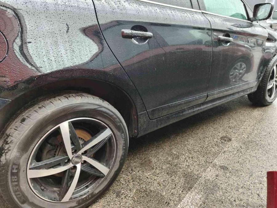Black Volvo XC60 2014 in Vilnius, with an engine capacity of 2.40 L and mileage of 321 thousand km for 3800 €, photo 19 on AUTOMOTO.COM.LV