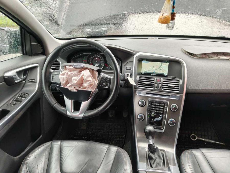 Black Volvo XC60 2014 in Vilnius, with an engine capacity of 2.40 L and mileage of 321 thousand km for 3800 €, photo 21 on AUTOMOTO.COM.LV