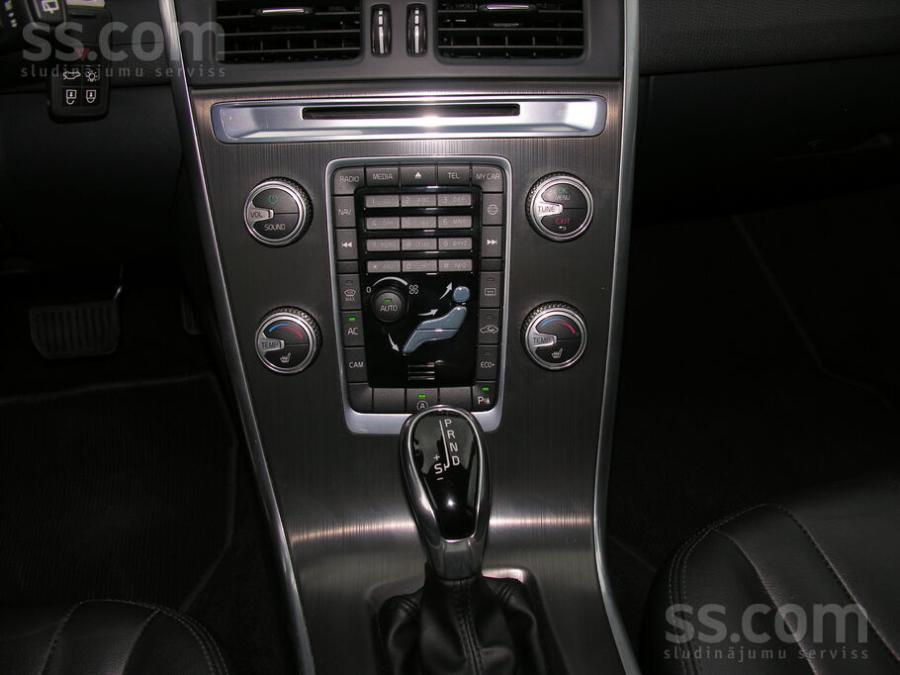 Black Volvo XC60 2014 in Riga, with an engine capacity of 2.00 L and mileage of 220 thousand km for 10990 €, photo 14 on AUTOMOTO.COM.LV
