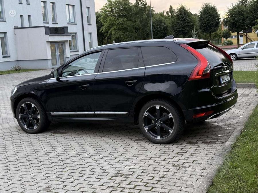 Black Volvo XC60 2014 in Mazeikiai, with an engine capacity of 2.40 L and mileage of 255 thousand km for 16700 €, photo 5 on AUTOMOTO.COM.LV