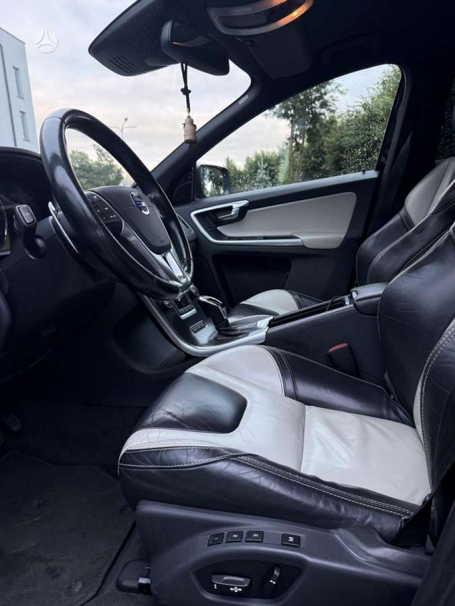 Black Volvo XC60 2014 in Mazeikiai, with an engine capacity of 2.40 L and mileage of 255 thousand km for 16700 €, photo 10 on AUTOMOTO.COM.LV