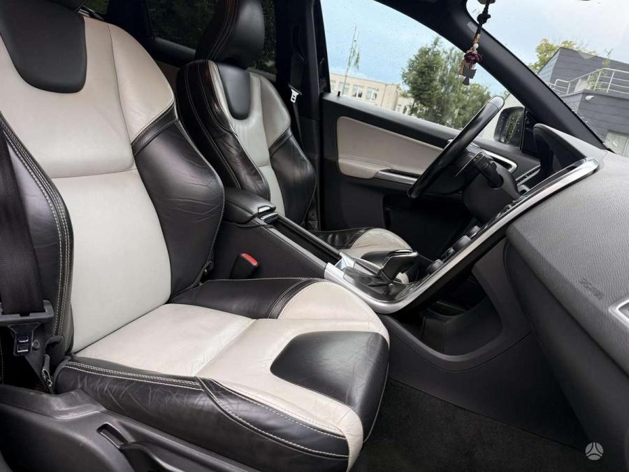 Black Volvo XC60 2014 in Mazeikiai, with an engine capacity of 2.40 L and mileage of 255 thousand km for 16700 €, photo 15 on AUTOMOTO.COM.LV