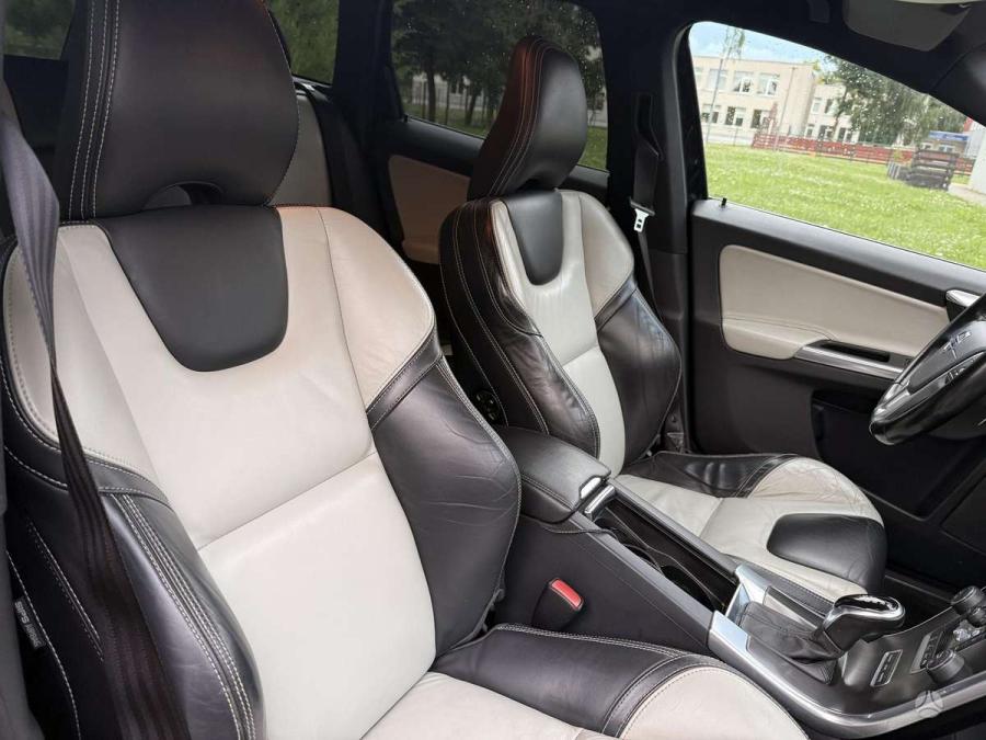 Black Volvo XC60 2014 in Mazeikiai, with an engine capacity of 2.40 L and mileage of 255 thousand km for 16700 €, photo 16 on AUTOMOTO.COM.LV