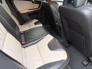 Black Volvo XC60 2014 in Mazeikiai, with an engine capacity of 2.40 L and mileage of 255 thousand km for 16700 €, photo 17 on AUTOMOTO.COM.LV