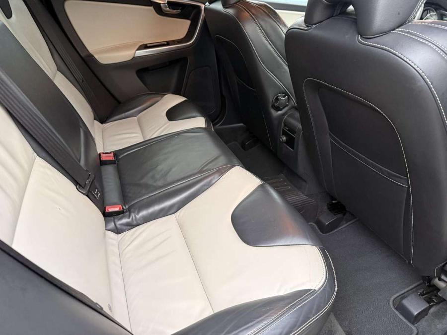 Black Volvo XC60 2014 in Mazeikiai, with an engine capacity of 2.40 L and mileage of 255 thousand km for 16700 €, photo 17 on AUTOMOTO.COM.LV