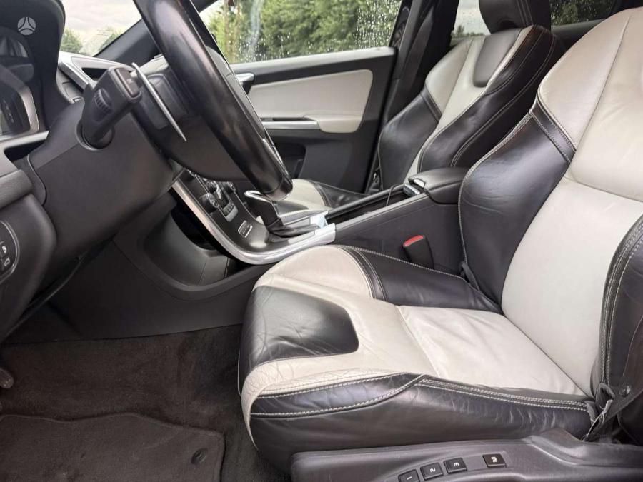 Black Volvo XC60 2014 in Mazeikiai, with an engine capacity of 2.40 L and mileage of 255 thousand km for 16700 €, photo 19 on AUTOMOTO.COM.LV