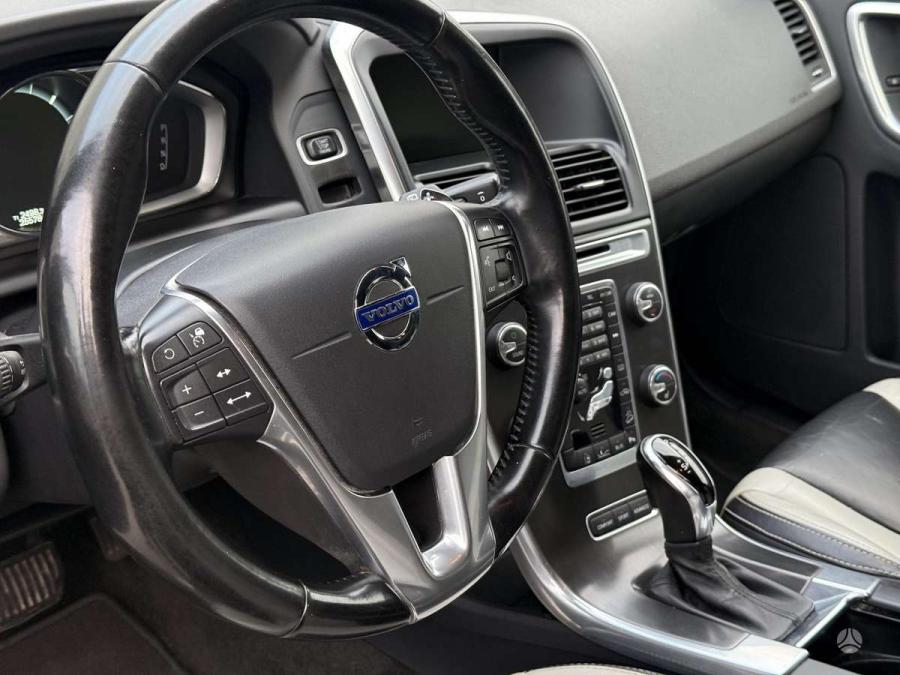 Black Volvo XC60 2014 in Mazeikiai, with an engine capacity of 2.40 L and mileage of 255 thousand km for 16700 €, photo 20 on AUTOMOTO.COM.LV