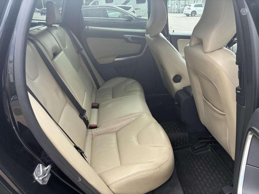 Melns Volvo XC60 2014 Viļņa, ar dzinēja tilpumu 2.40 L un nobraukumu 330 tūkst. km par 8999 €, foto 7 vietnē AUTOMOTO.COM.LV