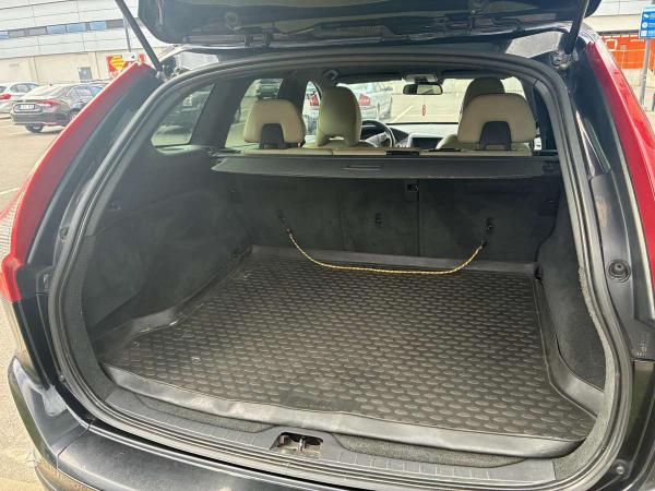Black Volvo XC60 2014 in Vilnius, with an engine capacity of 2.40 L and mileage of 330 thousand km for 8999 €, photo 7 on AUTOMOTO.COM.LV