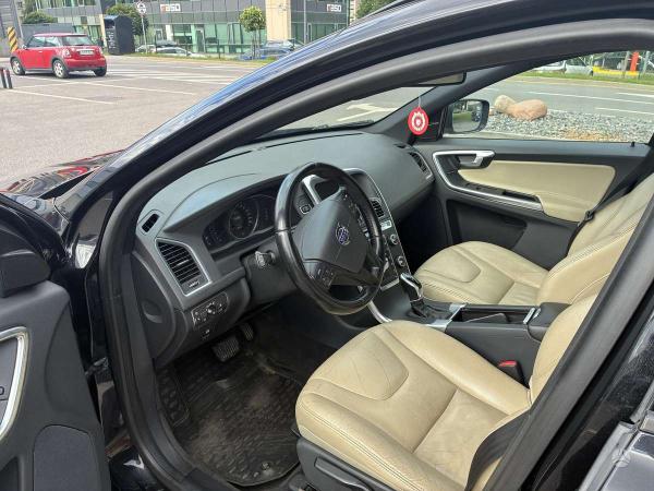 Black Volvo XC60 2014 in Vilnius, with an engine capacity of 2.40 L and mileage of 330 thousand km for 8999 €, photo 8 on AUTOMOTO.COM.LV