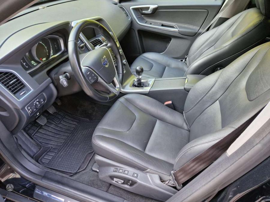 Melns Volvo XC60 2014 Viļņa, ar dzinēja tilpumu 1.98 L un nobraukumu 177 tūkst. km par 12650 €, foto 15 vietnē AUTOMOTO.COM.LV
