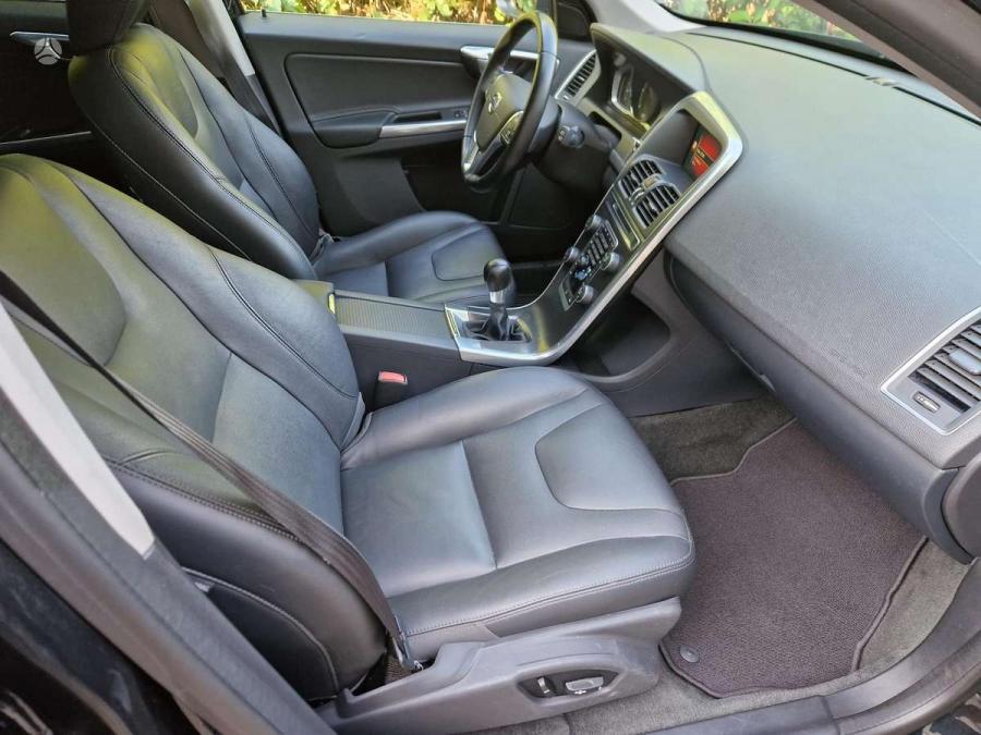 Melns Volvo XC60 2014 Viļņa, ar dzinēja tilpumu 1.98 L un nobraukumu 177 tūkst. km par 12650 €, foto 19 vietnē AUTOMOTO.COM.LV