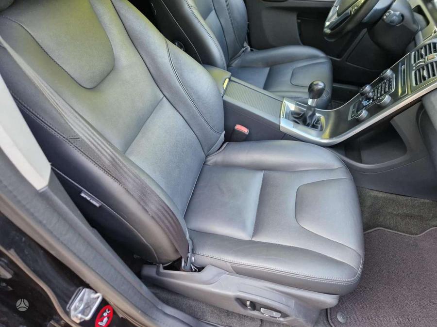 Melns Volvo XC60 2014 Viļņa, ar dzinēja tilpumu 1.98 L un nobraukumu 177 tūkst. km par 12650 €, foto 20 vietnē AUTOMOTO.COM.LV