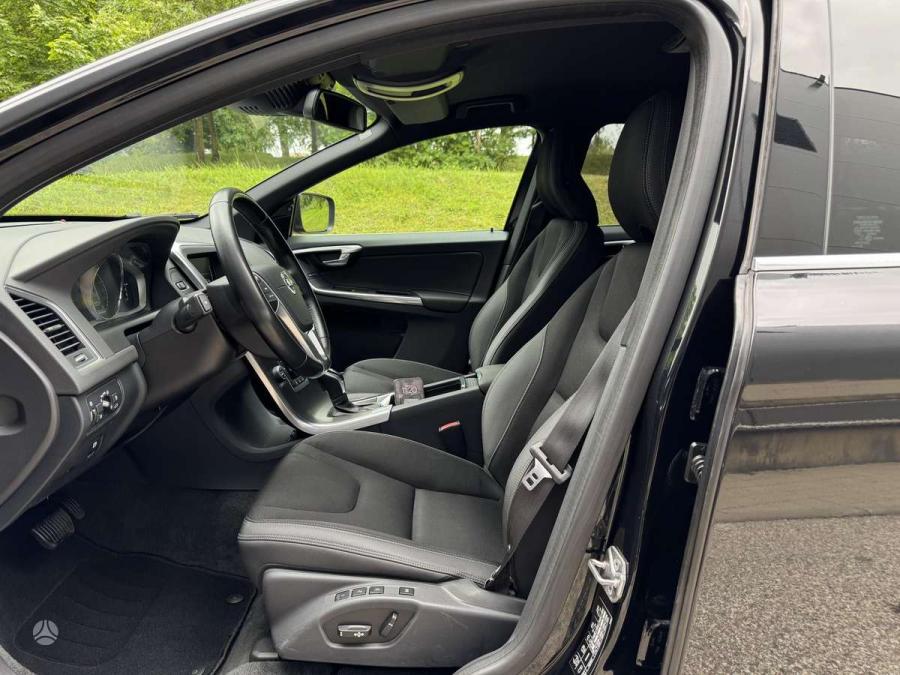 Black Volvo XC60 2014 in Alytus, with an engine capacity of 2.00 L and mileage of 191 thousand km for 10950 €, photo 7 on AUTOMOTO.COM.LV