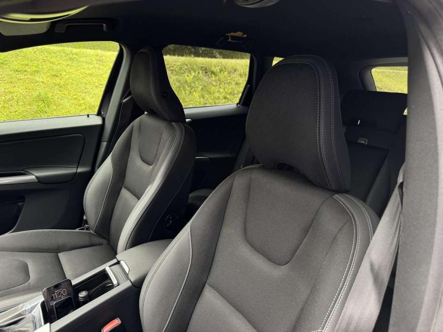 Black Volvo XC60 2014 in Alytus, with an engine capacity of 2.00 L and mileage of 191 thousand km for 10950 €, photo 9 on AUTOMOTO.COM.LV