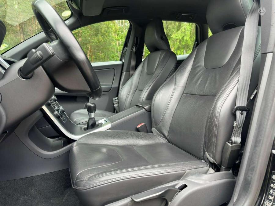 Black Volvo XC60 2014 in Vilnius, with an engine capacity of 1.98 L and mileage of 295 thousand km for 9999 €, photo 20 on AUTOMOTO.COM.LV