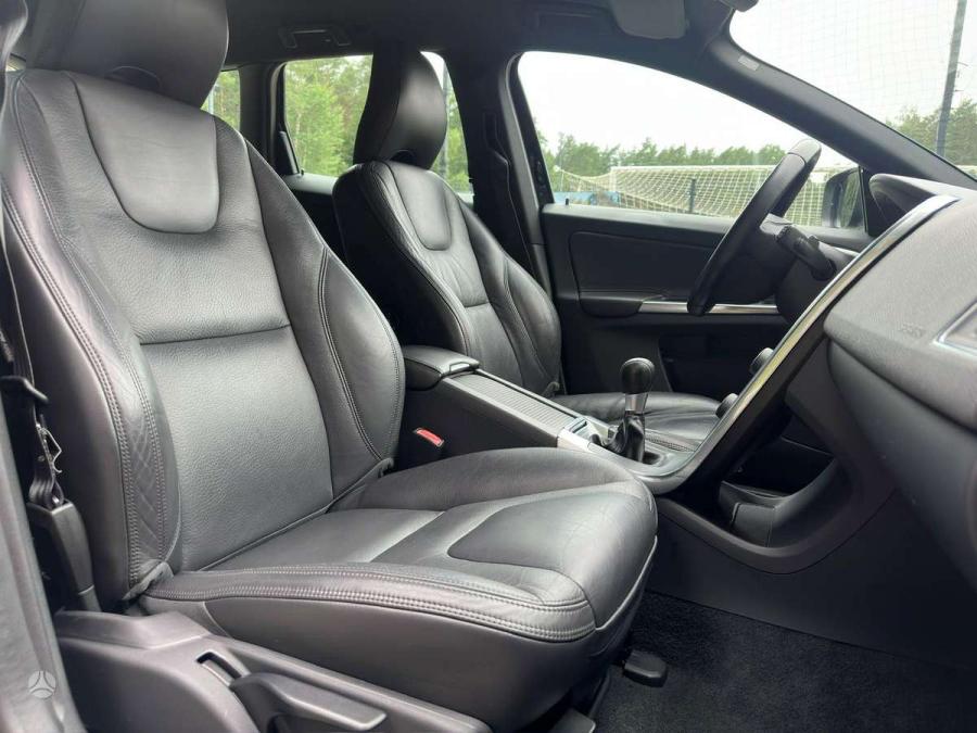 Black Volvo XC60 2014 in Vilnius, with an engine capacity of 1.98 L and mileage of 295 thousand km for 9999 €, photo 21 on AUTOMOTO.COM.LV