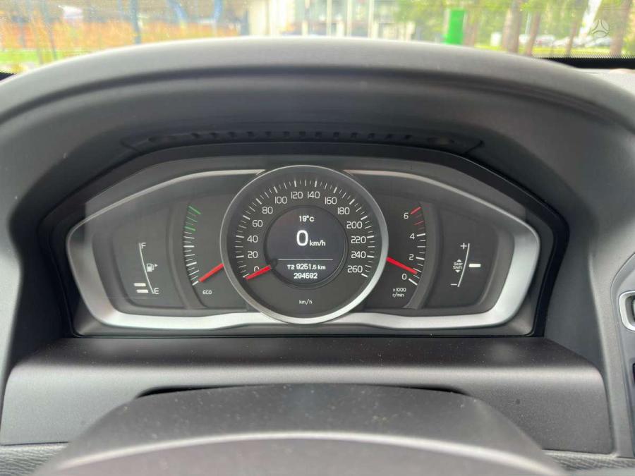 Black Volvo XC60 2014 in Vilnius, with an engine capacity of 1.98 L and mileage of 295 thousand km for 9999 €, photo 34 on AUTOMOTO.COM.LV