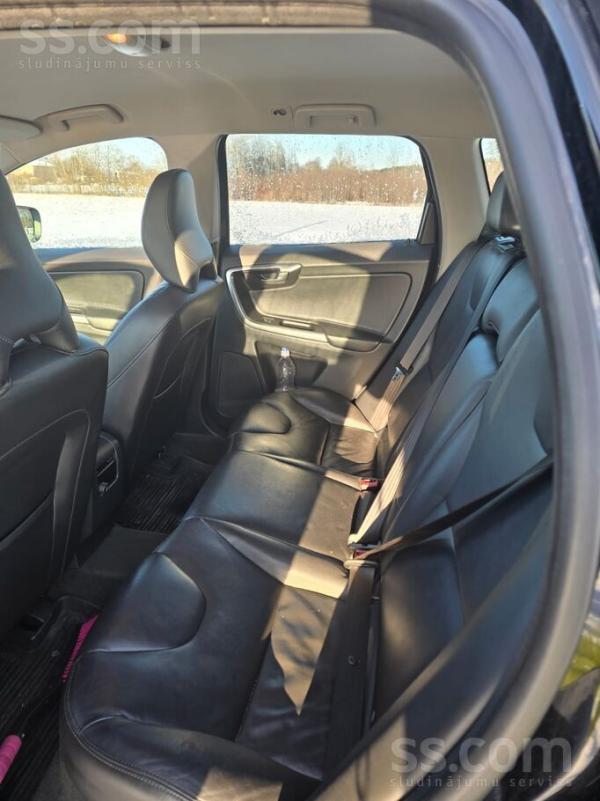 Black Volvo XC60 2014 in Riga, with an engine capacity of 2.40 L and mileage of 376 thousand km for 9000 €, photo 8 on AUTOMOTO.COM.LV
