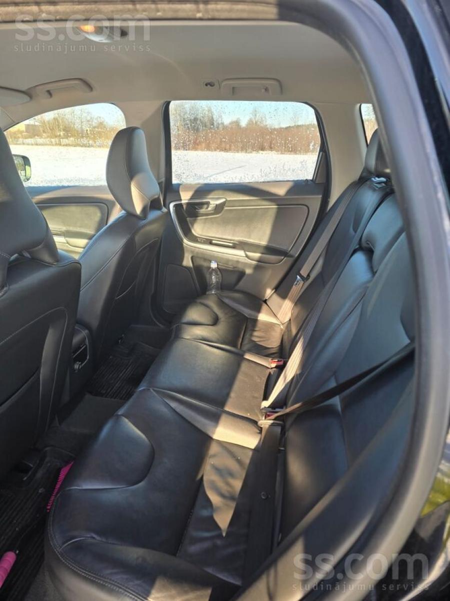 Melns Volvo XC60 2014 Rīga, ar dzinēja tilpumu 2.40 L un nobraukumu 376 tūkst. km par 9000 €, foto 9 vietnē AUTOMOTO.COM.LV
