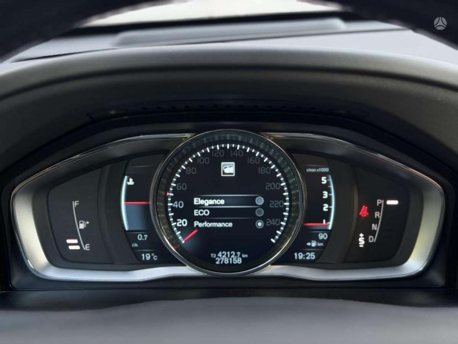 Melns Volvo XC60 2014 Utena, ar dzinēja tilpumu 2.40 L un nobraukumu 278 tūkst. km par 13750 €, foto 27 vietnē AUTOMOTO.COM.LV