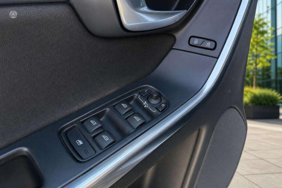 Melns Volvo XC60 2014 Viļņa, ar dzinēja tilpumu 2.00 L un nobraukumu 177 tūkst. km par 10650 €, foto 16 vietnē AUTOMOTO.COM.LV