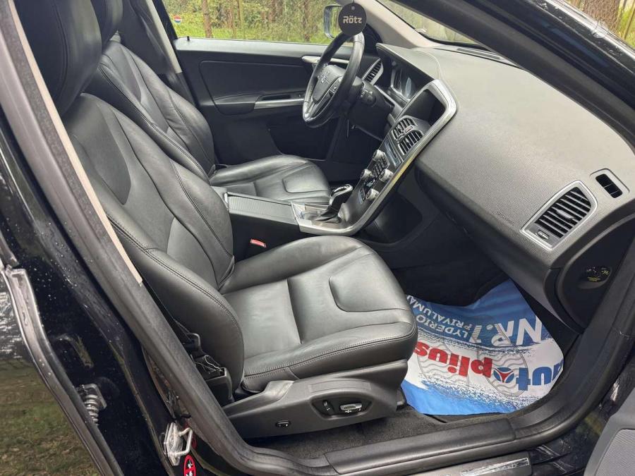 Melns Volvo XC60 2014 Viļņa, ar dzinēja tilpumu 2.40 L un nobraukumu 292 tūkst. km par 13800 €, foto 16 vietnē AUTOMOTO.COM.LV