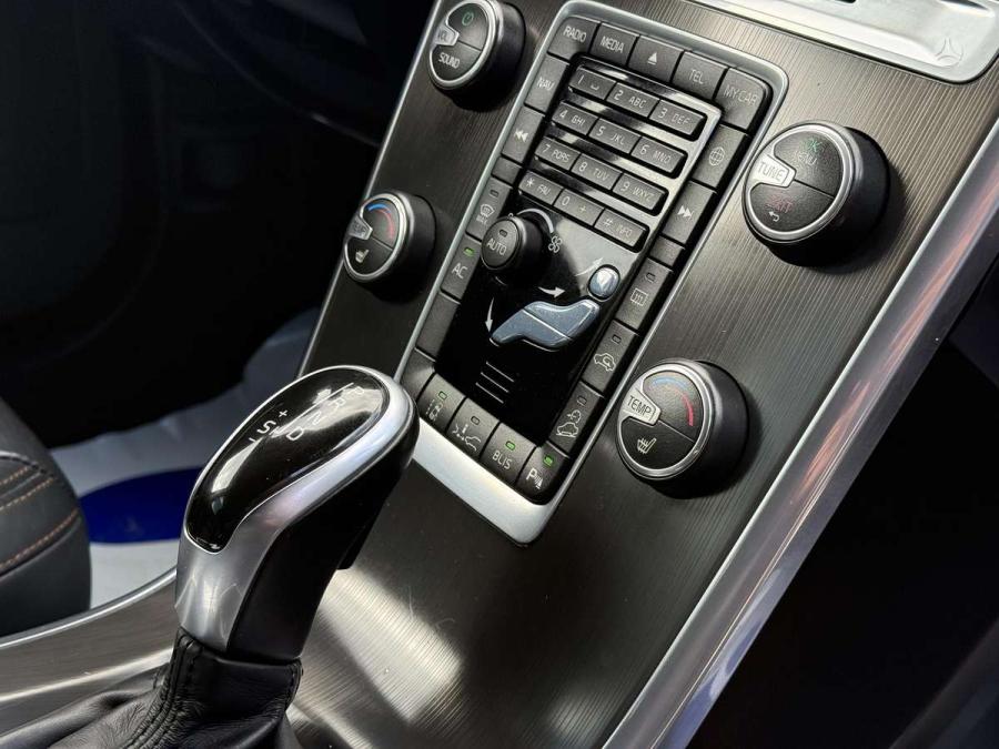 Melns Volvo XC60 2014 Šauļi, ar dzinēja tilpumu 2.40 L un nobraukumu 327 tūkst. km par 9650 €, foto 17 vietnē AUTOMOTO.COM.LV