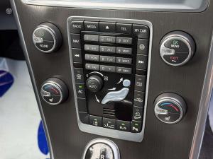Melns Volvo XC60 2014 Šauļi, ar dzinēja tilpumu 2.40 L un nobraukumu 327 tūkst. km par 9650 €, foto 18 vietnē AUTOMOTO.COM.LV