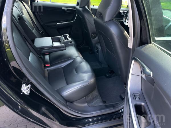 Black Volvo XC60 2014 in Jelgava, with an engine capacity of 2.00 L and mileage of 274 thousand km for 9996 €, photo 4 on AUTOMOTO.COM.LV