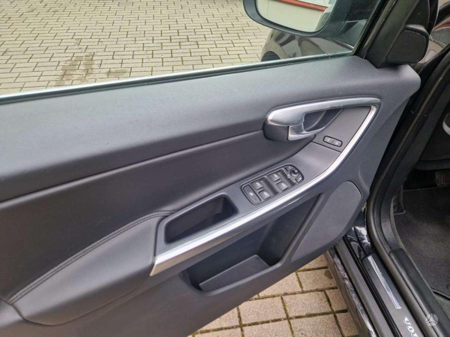 Melns Volvo XC60 2014 Viļņa, ar dzinēja tilpumu 1.98 L un nobraukumu 260 tūkst. km par 11650 €, foto 12 vietnē AUTOMOTO.COM.LV