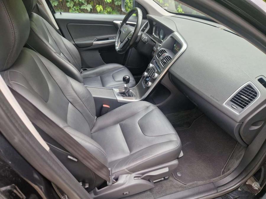 Melns Volvo XC60 2014 Viļņa, ar dzinēja tilpumu 1.98 L un nobraukumu 260 tūkst. km par 11650 €, foto 17 vietnē AUTOMOTO.COM.LV