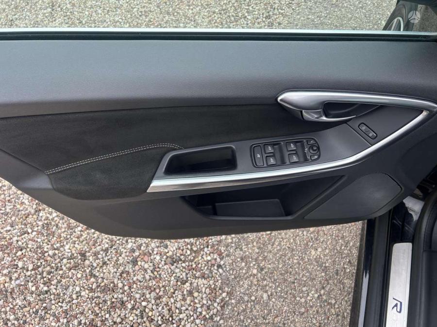 Melns Volvo XC60 2014 Viļņa, ar dzinēja tilpumu 2.40 L un nobraukumu 208 tūkst. km par 14350 €, foto 26 vietnē AUTOMOTO.COM.LV