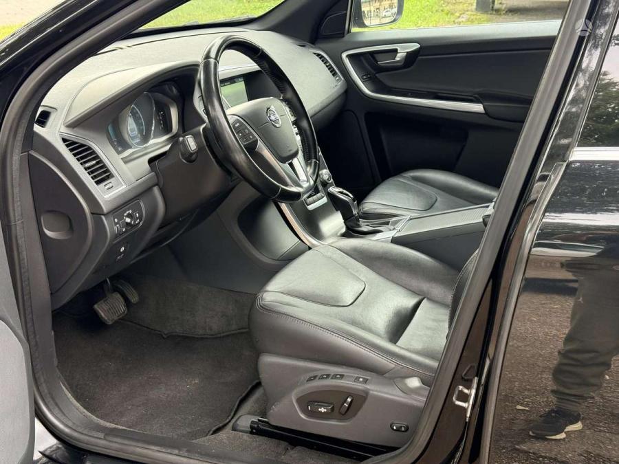 Black Volvo XC60 2014 in Ukmerge, with an engine capacity of 2.40 L and mileage of 284 thousand km for 11750 €, photo 8 on AUTOMOTO.COM.LV